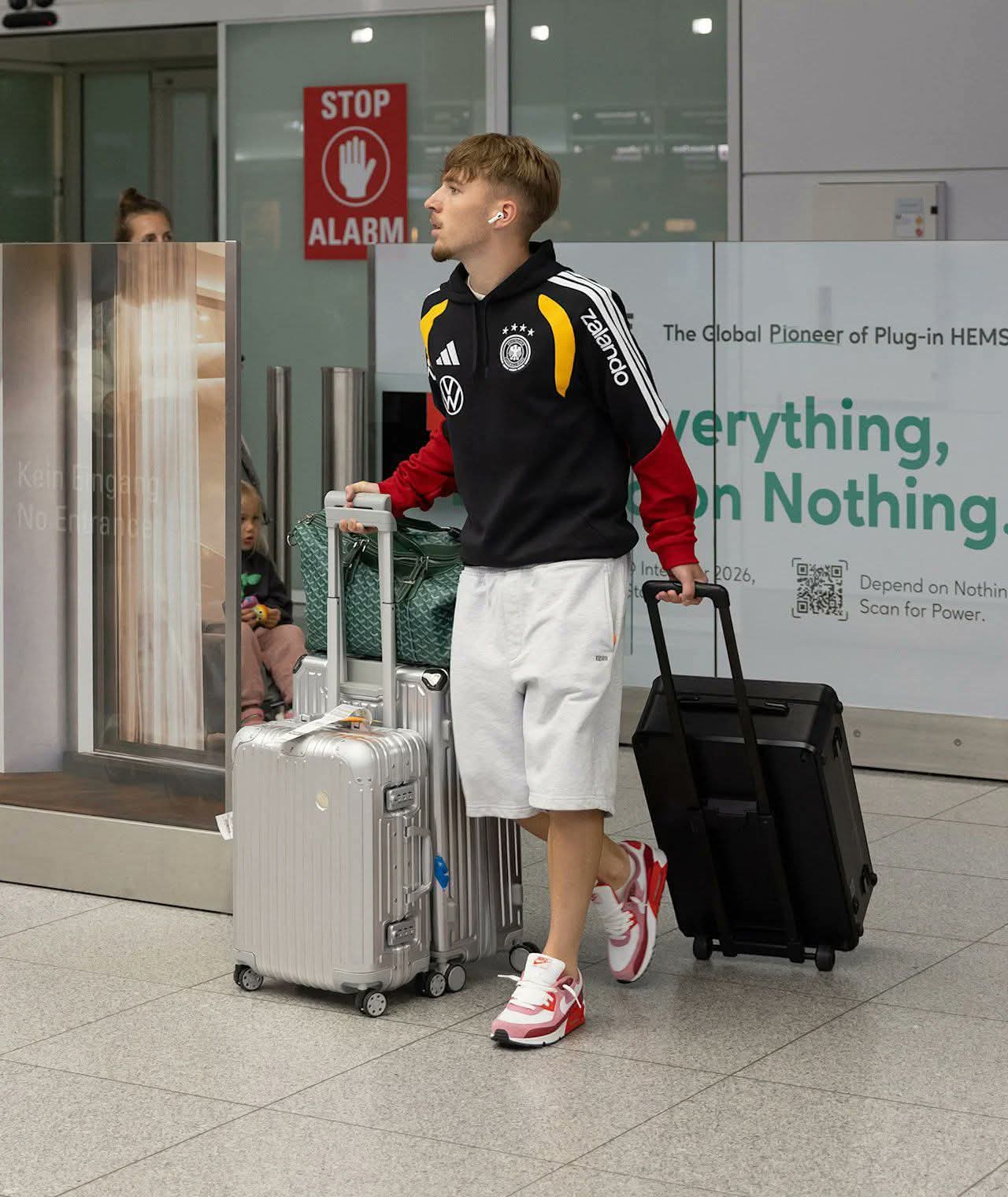 Lennart Karl ist heute Nachmittag nach seiner Verletzung nach München ...